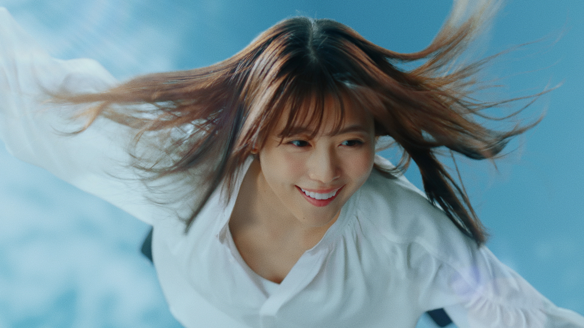 名曲『銀河鉄道999』に乗せ、有村架純さんが 「現実の世界」と「データの世界」を軽やかに飛び回る！ – CMNOW WEB